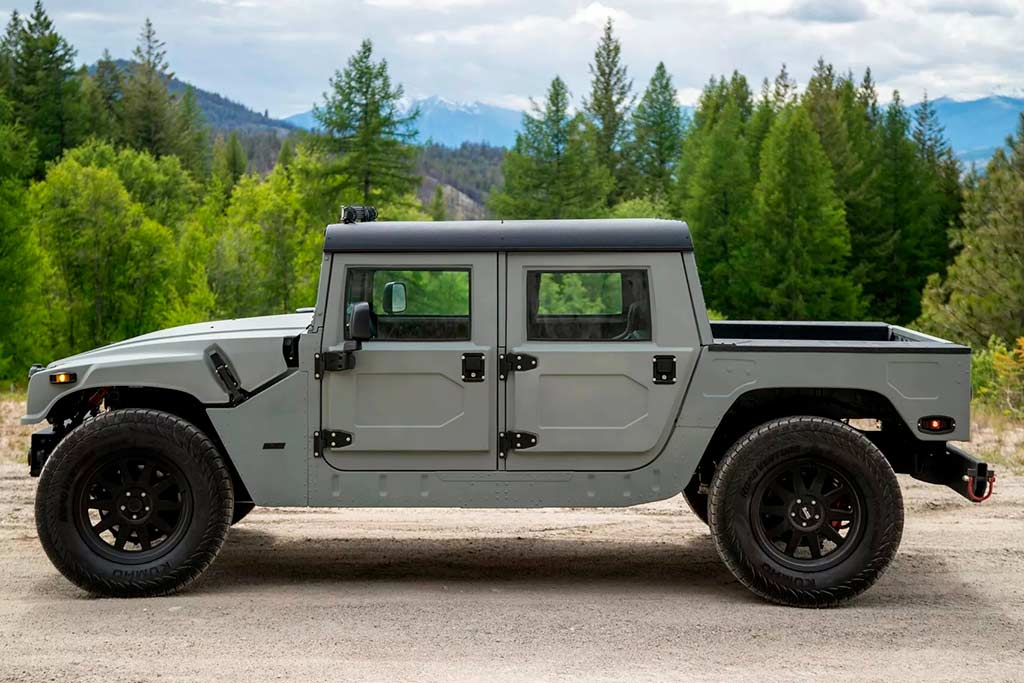 Представлен электрический рестомод на базе армейского Hummer H1