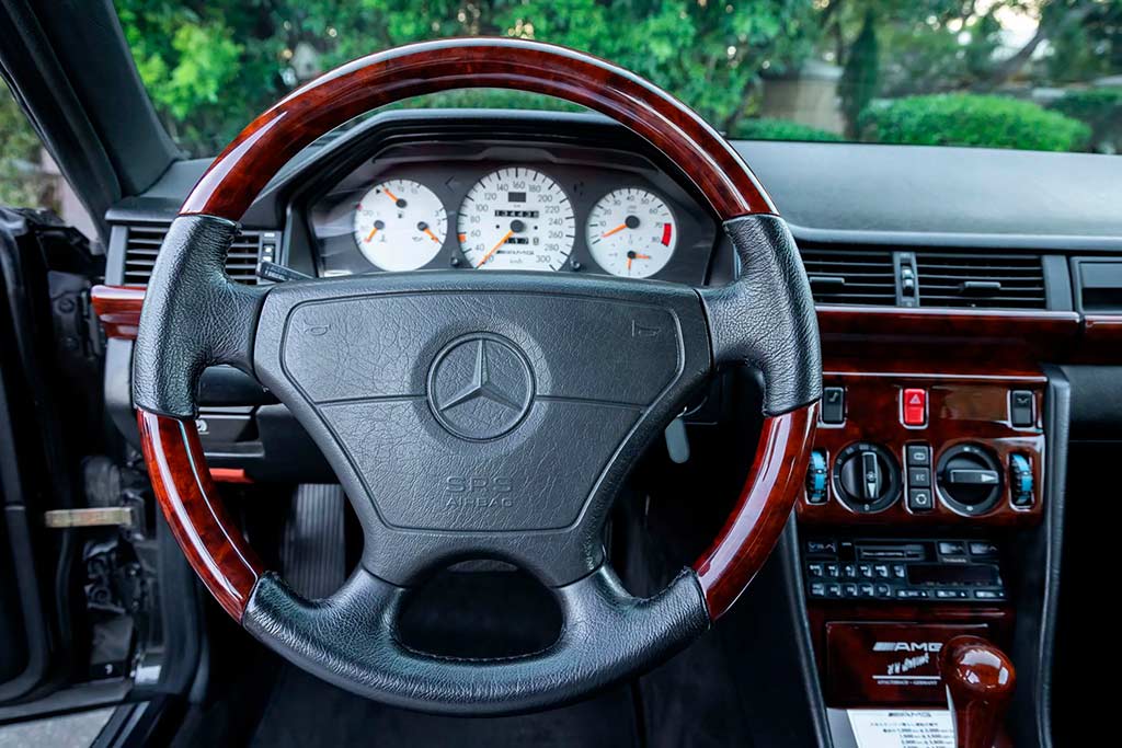 Купе Mercedes-Benz 300CE-24 1992 года от AMG продали с молотка за 18,5 ...
